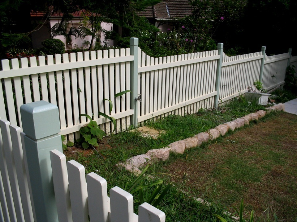 Picket Fencing - Farr Fencing.