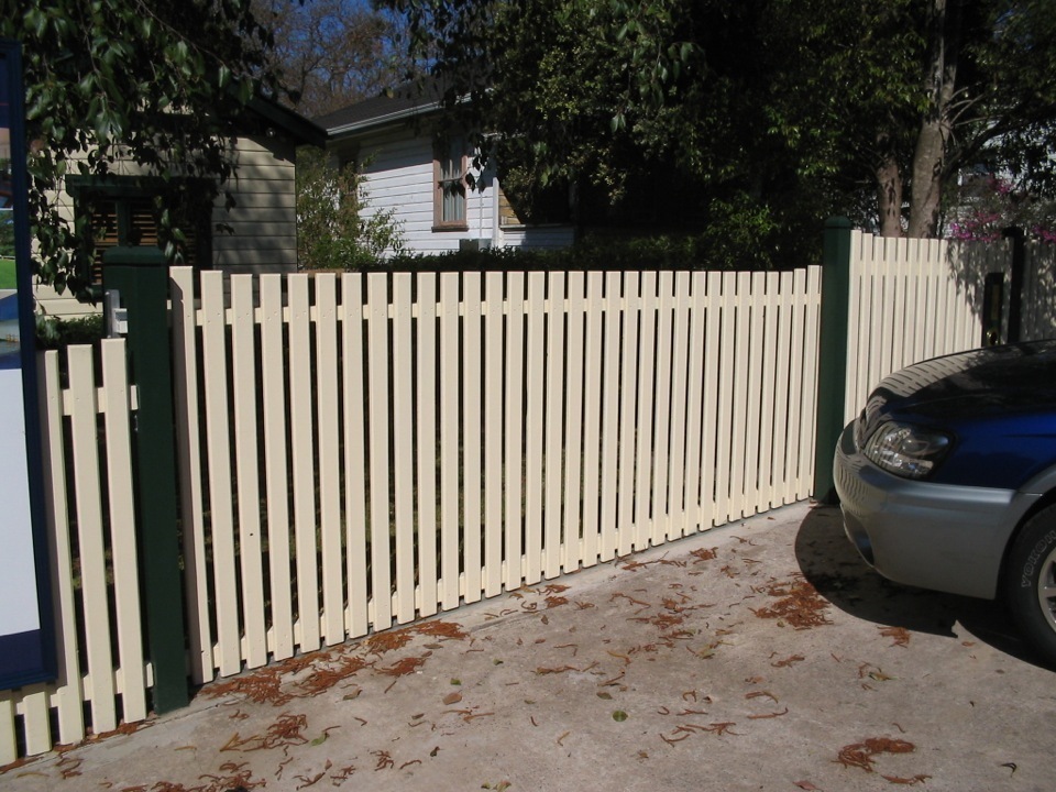 Picket Fencing - Farr Fencing.